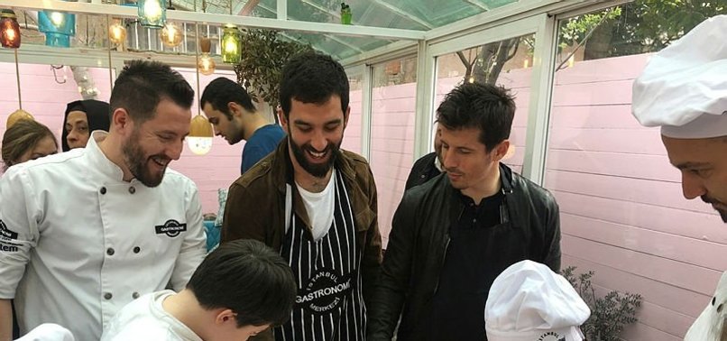 Arda ve Emre, özel çocuklarla pasta yaptı - Aspor
