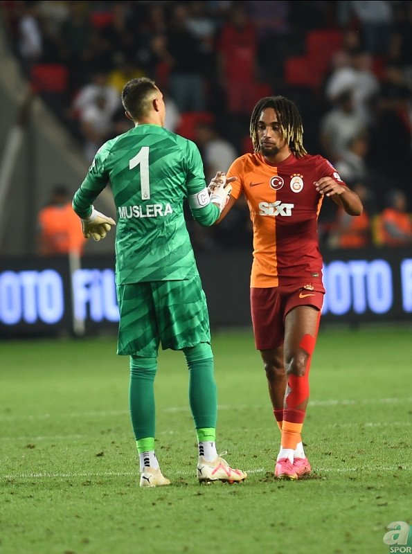 Galatasaray Faces Contract Renewal Challenges With French Right Back Sacha Boey Galatasaray